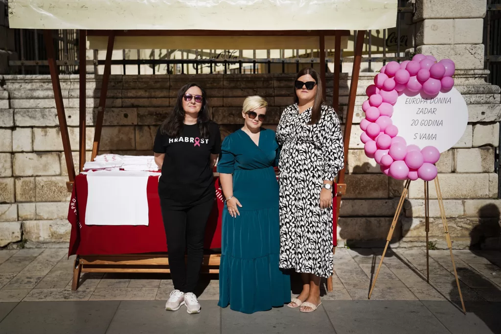 Liga protiv raka Zadar na Narodnom trgu obilježila Nacionalni dan borbe protiv raka dojke